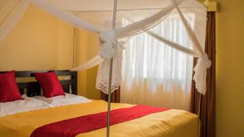 Quarto casal standard | Individualmente decorados, individualmente mobiliados, escrivaninha