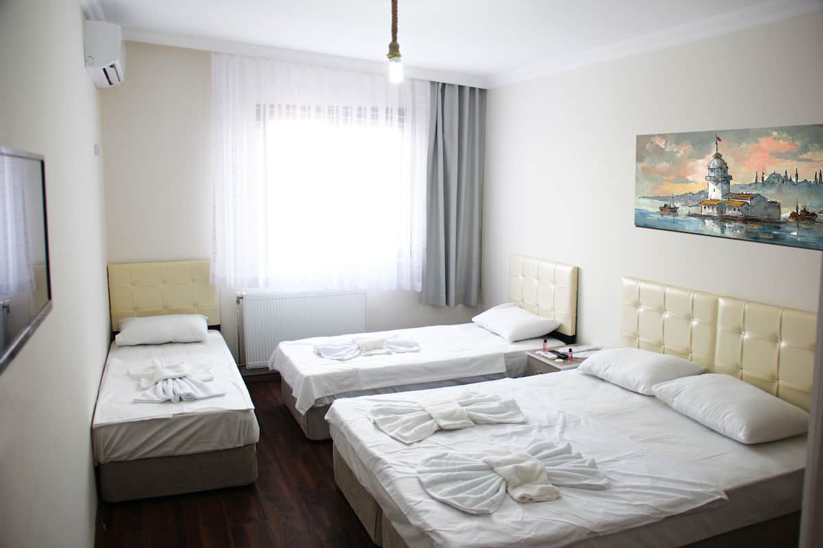 Quarto quádruplo standard | Frigobar, quartos à prova de som, ferros/tábuas de passar roupa