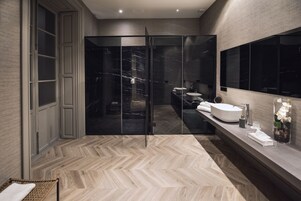 Suite de Luxo, varanda, Vista para a cidade | Casa de banho | Artigos de higiene pessoal grátis, um secador de cabelo