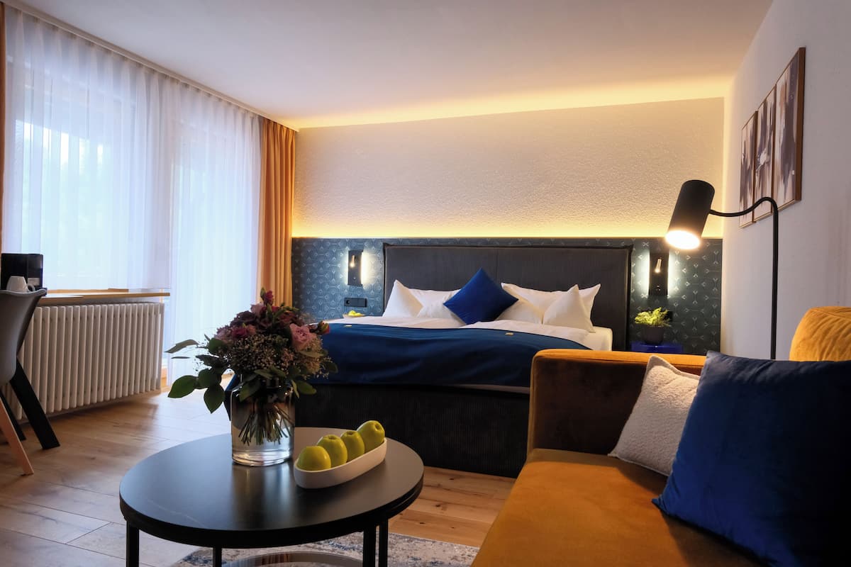 Quarto Duplo Comfort | Roupa hipoalergénica, minibar, cofre no quarto, secretária