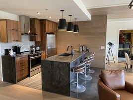 Quarto luxo, várias camas (Suite double de luxe) | Cozinha privada | Geladeira grande, micro-ondas, fogão, cooktop