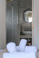 Suite-Estúdio Comfort, 1 cama king-size, casa de banho privativa | Casa de banho | Um polibã, um chuveiro fixo, um secador de cabelo, toalhas fornecidas 