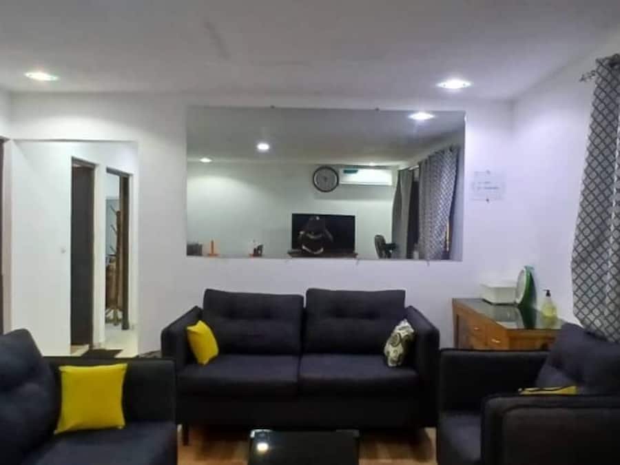 Casa, 3 quartos, serviço de limpeza e arrumação, no rés do chão | Sala de estar | Smart TV de 49 de polegadas com canais via satélite, televisor, Netflix