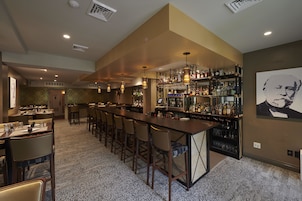 4 bares/lounges 