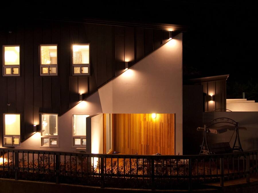 Fachada do alojamento (tarde/noite)