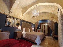 Quarto triplo luxo | Camas com colchões de espuma com sistema de memória, frigobar