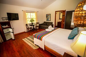 Cabana conforto, 1 cama King e sofá-cama, acesso à piscina, vista para o jardim | Individualmente decorados, individualmente mobiliados, Wi-Fi de cortesia