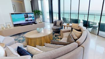 Suite (Saadiyat) | Sala de estar | TV de ecrã plano