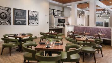 Pequeno-almoço completo diário (18 USD por pessoa)