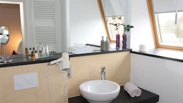 Quarto solteiro standard | Comodidades do banheiro | Chuveiro, secador de cabelo, toalhas de banho