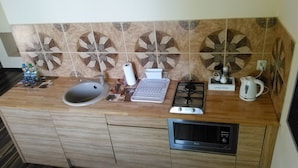 Apartamento | Cozinha privada | Cafeteira/chaleira, geladeira, micro-ondas, fogão