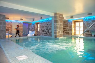 Piscina interior, piscina exterior sazonal, guarda-sóis 