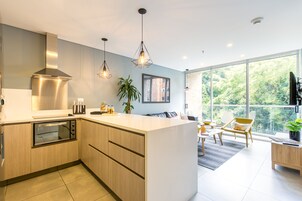 Deluxe Apartment #302 | Cozinha privada | Uma cafeteira/bule, uma chaleira elétrica