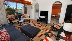Apartamento Standard, 2 quartos | Sala de estar | Televisor 