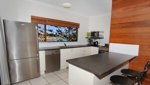 Apartamento Standard, 2 quartos | Cozinha privada | Um frigorífico/congelador grande, um micro-ondas, um forno 