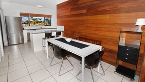Apartamento Standard, 2 quartos | Refeições no quarto