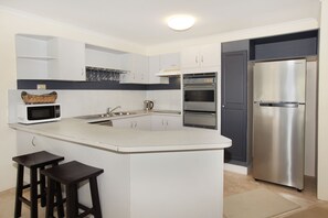 Quarto standard | Cozinha privada | Geladeira grande, micro-ondas, fogão, cooktop