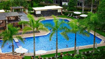 2 piscinas exteriores