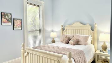 Quarto Clássico, 1 cama queen-size | Roupa de alta qualidade, com decoração personalizada