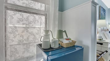 Suíte luxo, várias camas, para não fumantes, banheiro privativo | 1 quarto, roupas de cama premium, individualmente decorados