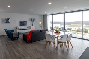 Casa, 2 quartos (1st Floor) | Sala de estar | TV de tela plana