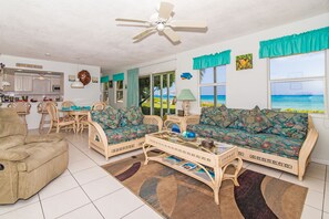 Apartamento Deluxe em Condomínio Fechado, pátio, vista para o mar | Sala de estar | TV de ecrã plano, leitor de DVD