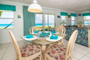 Apartamento Deluxe em Condomínio Fechado, pátio, vista para o mar | Refeições no quarto