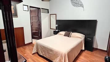 Quarto Individual Cidade, não fumadores | Edredões de penas, camas de colchão pillowtop, cofre no quarto