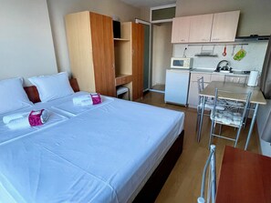Apartment 303, One bedroom (for 4 people) | Sala | TV de ecrã plano 