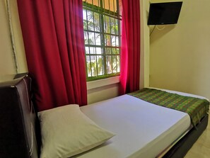 Quarto solteiro, para não fumantes, banheiro compartilhado | Wi-Fi de cortesia, roupa de cama