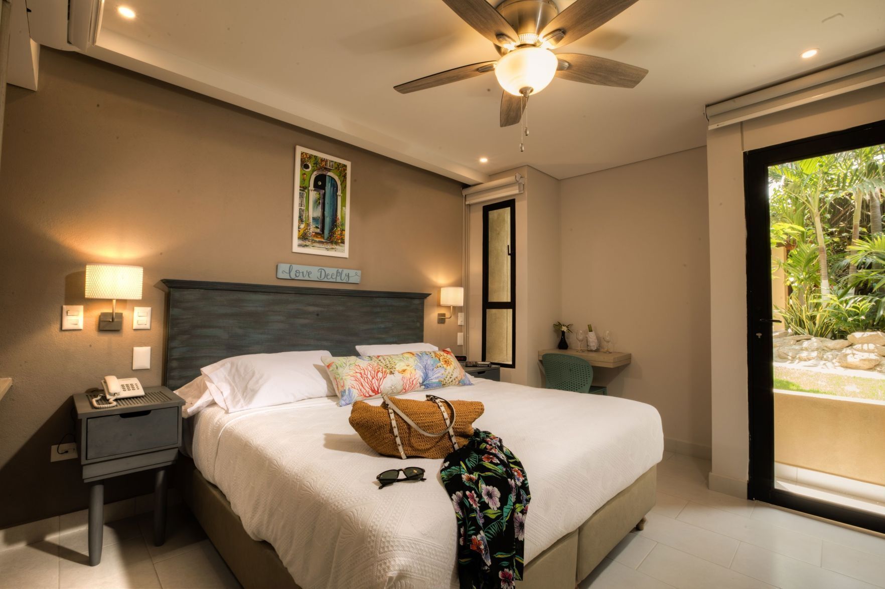 Roupas de cama premium, frigobar, cofres nos quartos