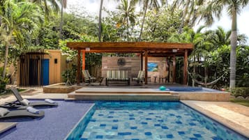 Piscina externa, funciona das 8h às 19h30, guarda-sóis