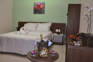 Suite-Estúdio Lua de Mel | Roupa de alta qualidade, cofre com capacidade para portátil, secretária