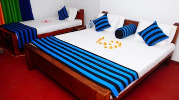 Quarto Triplo Standard, várias camas, não fumadores | Cofre no quarto, quartos insonorizados, Wi-fi grátis