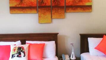 Quarto triplo | Individualmente decorados, individualmente mobiliados, escrivaninha