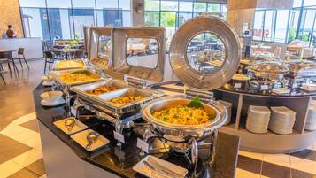 Pequeno-almoço tipo buffet diário mediante uma taxa