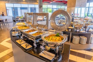 Pequeno-almoço tipo buffet diário mediante uma taxa 