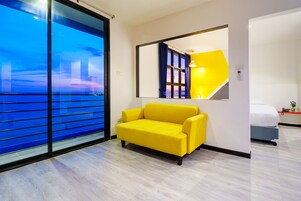 Suíte executiva, vista para o mar | Área de estar | TV de tela plana 32 polegadas com canais a cabo, TV