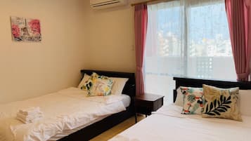 Suite Deluxe, 3 quartos, não fumadores, casa de banho privativa | Secretária adequada para computadores portáteis, quartos insonorizados