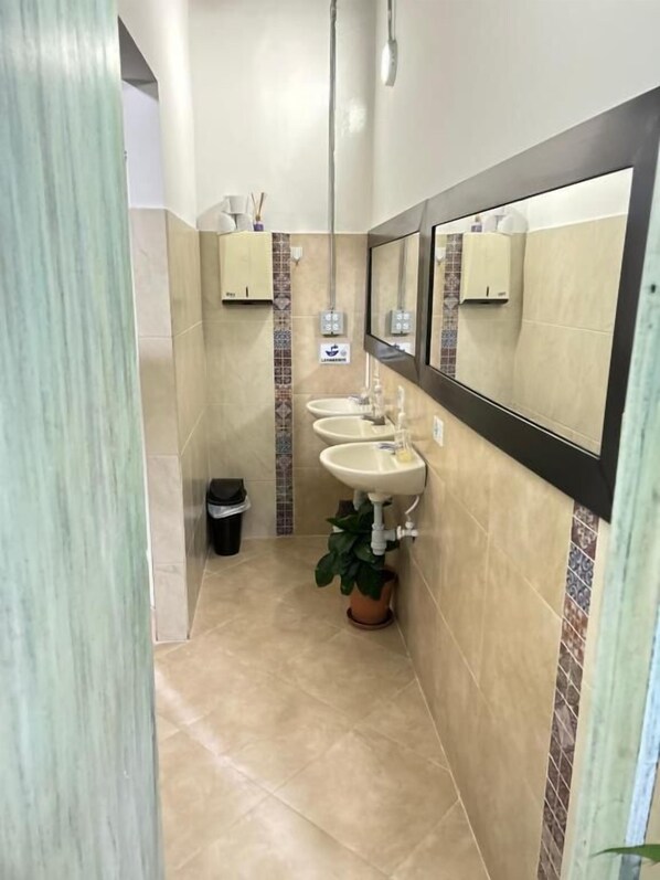Triple Deluxe | Casa de banho | Um polibã, toalhas fornecidas