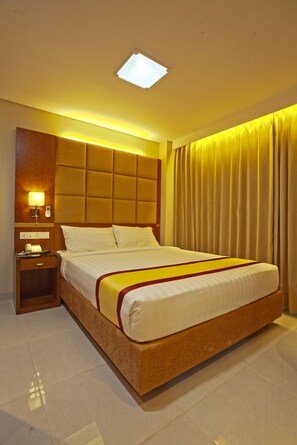 Quarto casal básico, 1 cama de casal, acessível, para não fumantes | 1 quarto, cofres nos quartos, escrivaninha, quartos à prova de som