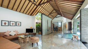 Villa Familiar | Sala de estar | Televisor de ecrã plano de 35 polegadas com canais por cabo, televisor 