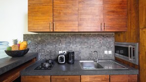 Villa Lua de Mel | Kitchenette privada | Um frigorífico, um micro-ondas, uma placa de cozinha 