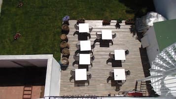 Terraço com espreguiçadeiras