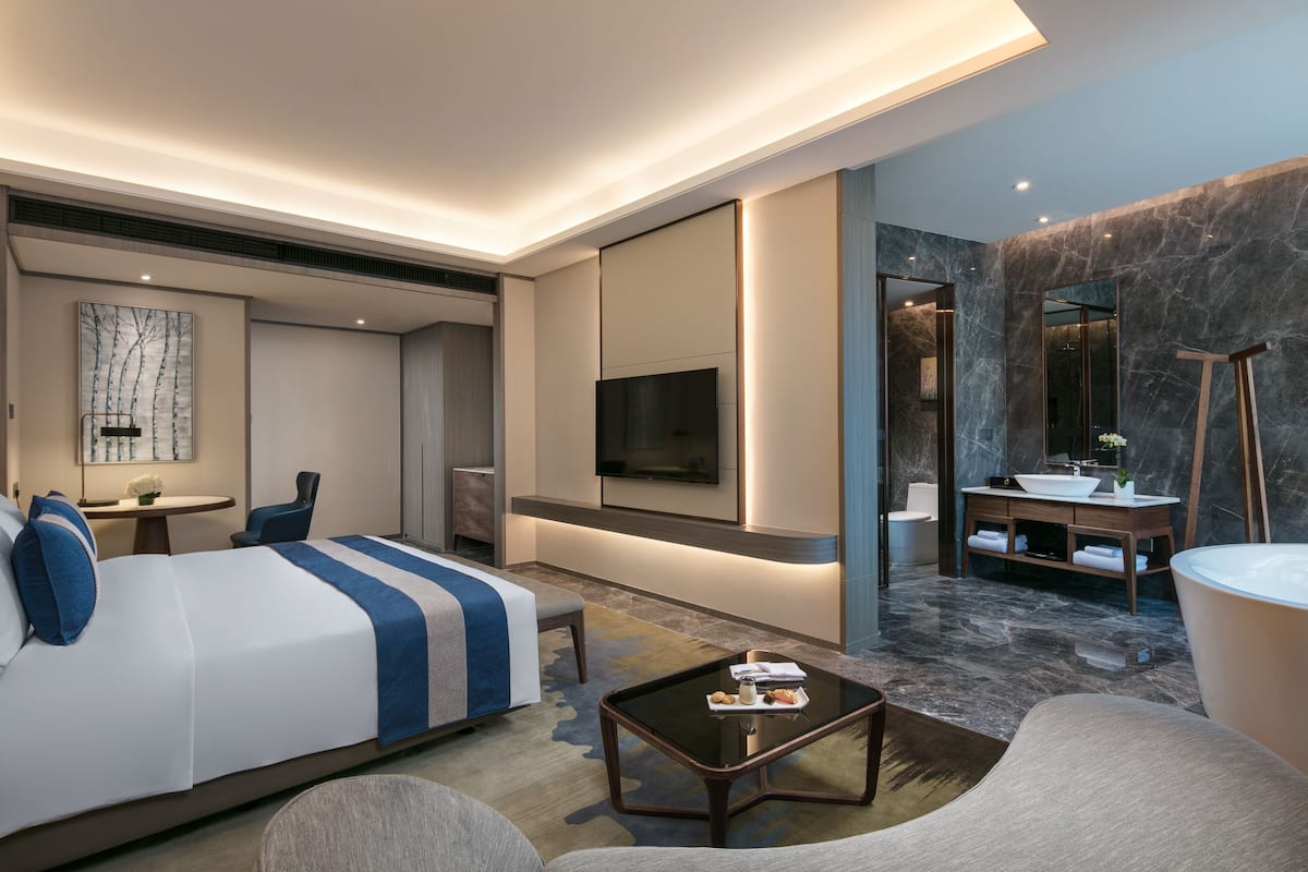 Quarto Duplo Exclusivo | Minibar, secretária, cortinas/cortinados opacos, ferro/tábua de engomar