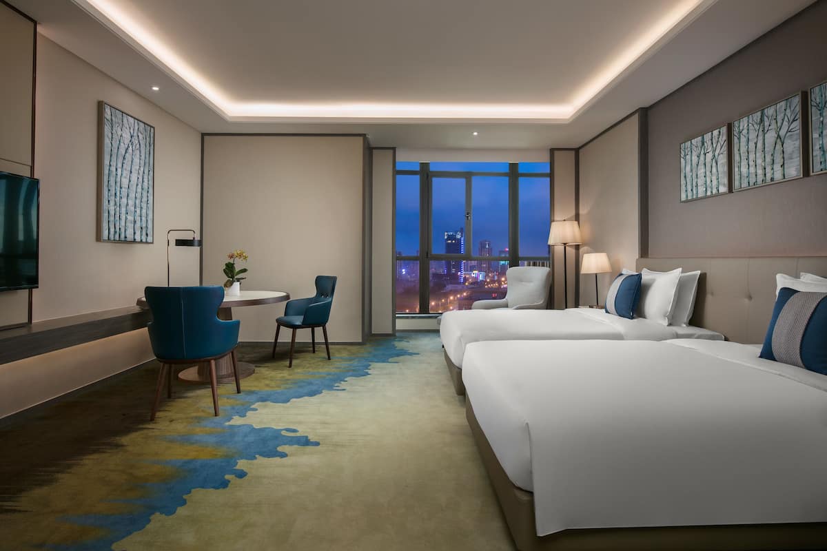 Quarto Twin Superior | Minibar, secretária, cortinas/cortinados opacos, ferro/tábua de engomar