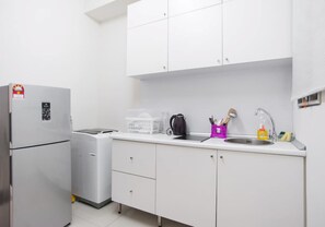 Estúdio | Kitchenette privada | Um frigorífico/congelador grande, um micro-ondas, uma placa de cozinha 