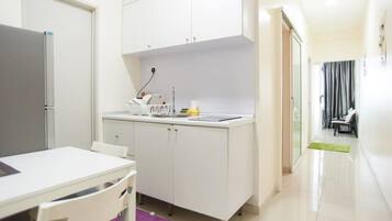 Estúdio, 1 cama queen-size e sofá-cama | Cozinha privada | Um frigorífico/congelador grande, um micro-ondas, uma placa de cozinha