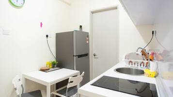 Estúdio, 1 cama Queen e sofá-cama | Cozinha privada | Geladeira grande, micro-ondas, cooktop, chaleira elétrica