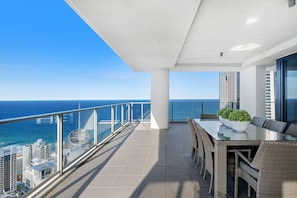 Apartamento urbano, 3 quartos, 2 banheiros, vista para a cidade | Sacada